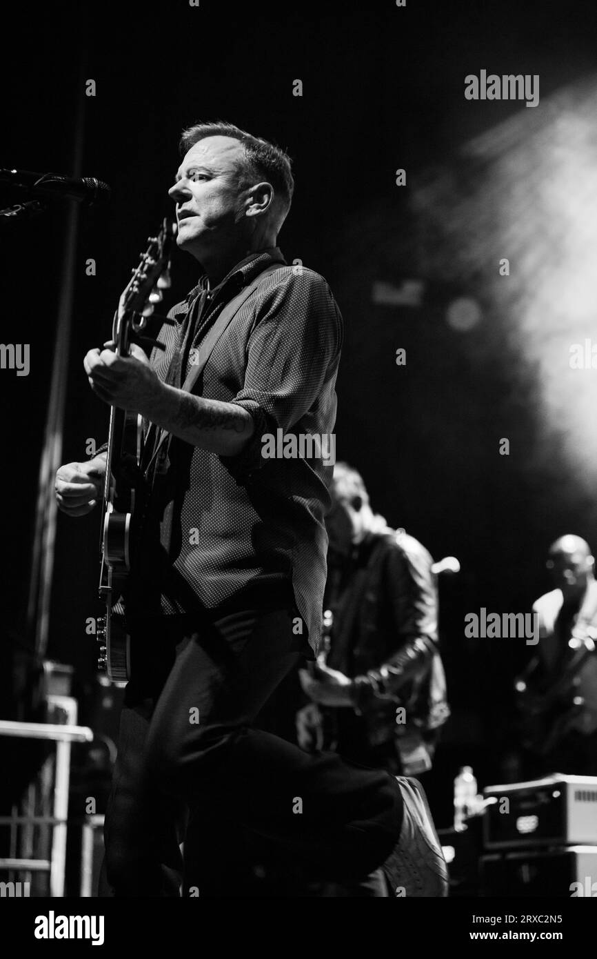 Kiefer sutherland show Black and White Stock Photos & Images - Alamy
