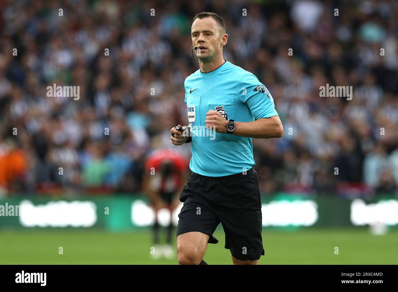 Stuart atwell referee hi-res stock photography and images - Alamy