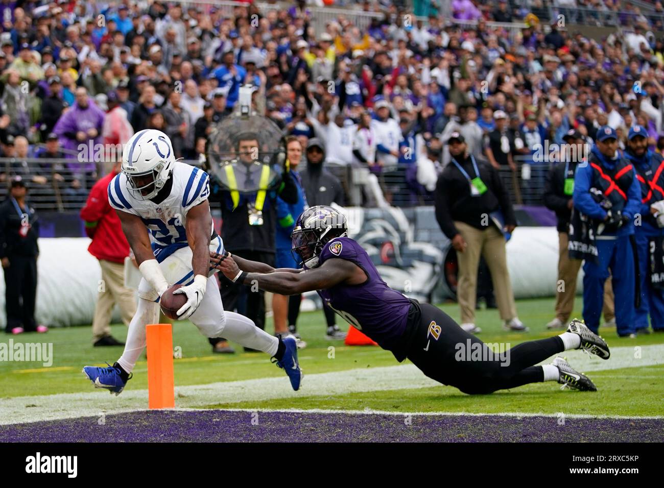 Indianapolis Colts' Zack Moss (21) goes in for a touchdown against ...