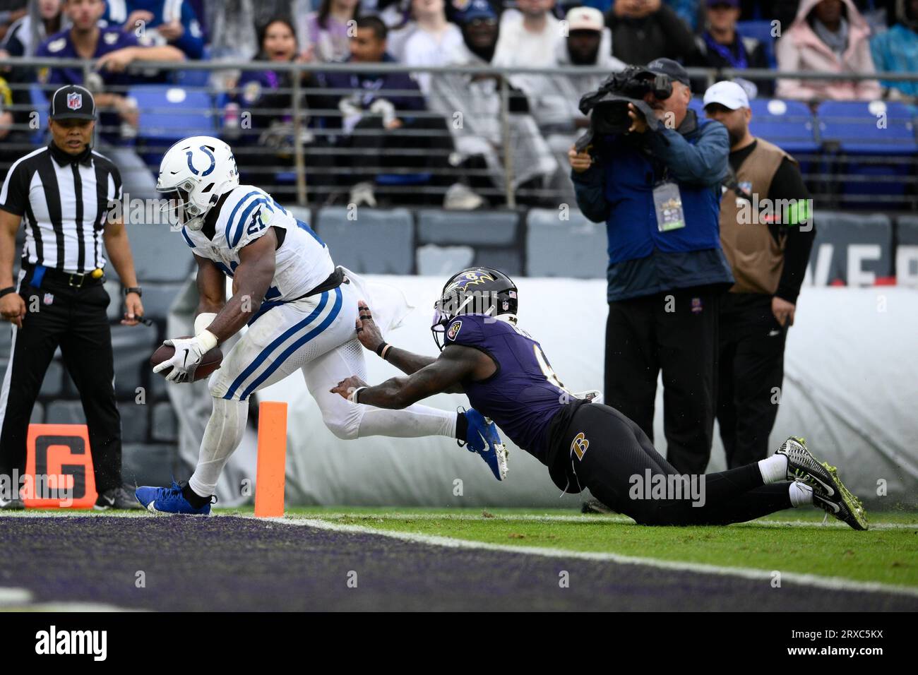 Indianapolis Colts running back Zack Moss (21) scores a touchdown ...