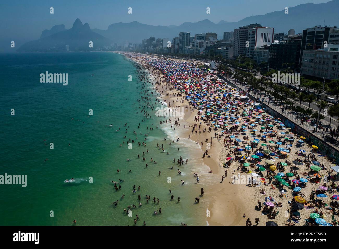 Beachgoers flock to Ipanema beach to beat the extreme heat in Rio de ...