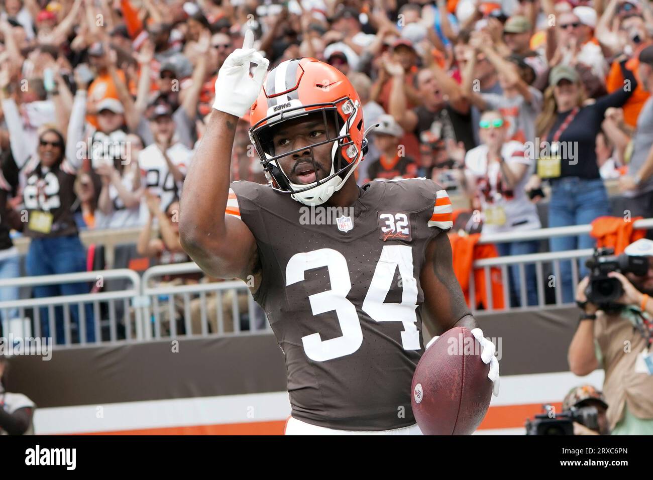 Cleveland Browns running back Jerome Ford (34) celebrates his touchdown ...