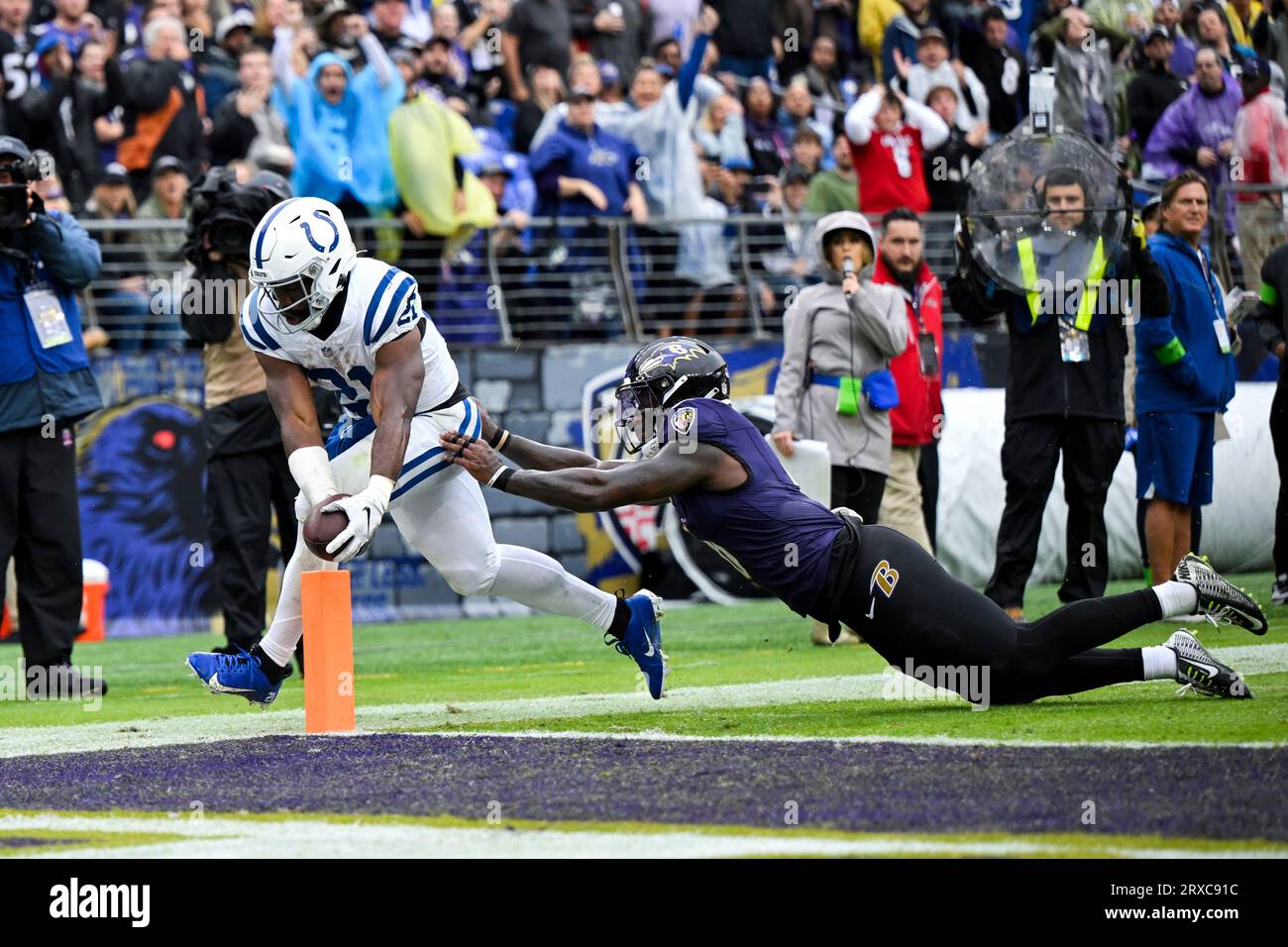 Indianapolis Colts running back Zack Moss (21) crosses the goal line ...