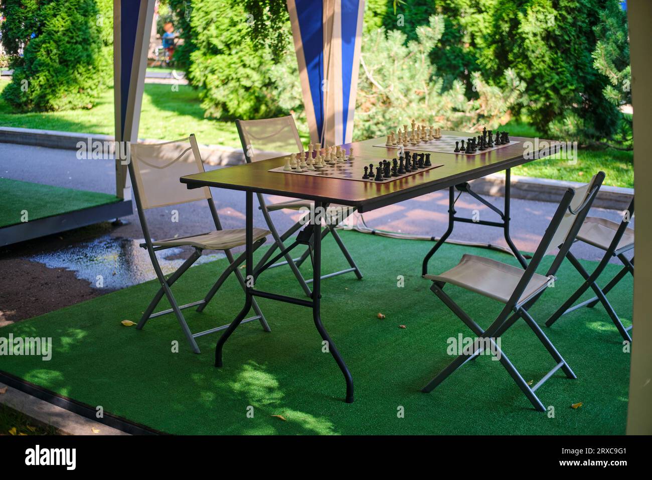 Chess table chairs park hi-res stock photography and images - Alamy