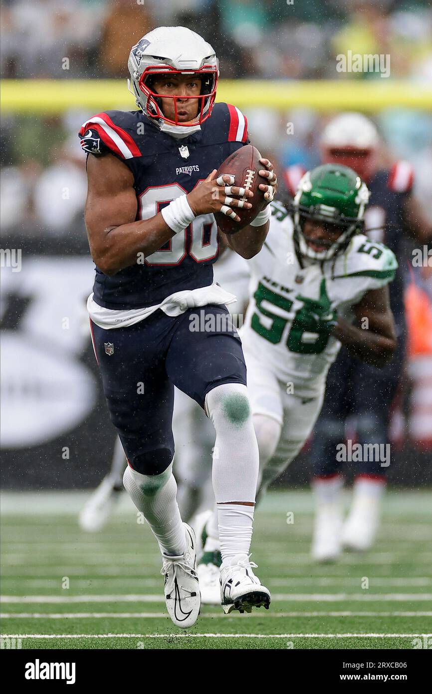 New England Patriots tight end Pharaoh Brown (86) makes a catch against ...