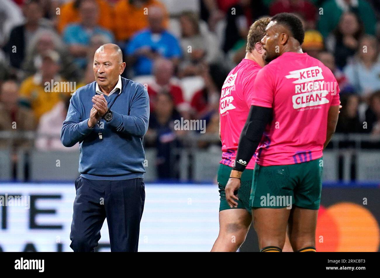 Australia head coach Eddie Jones (left) with players before the Rugby ...