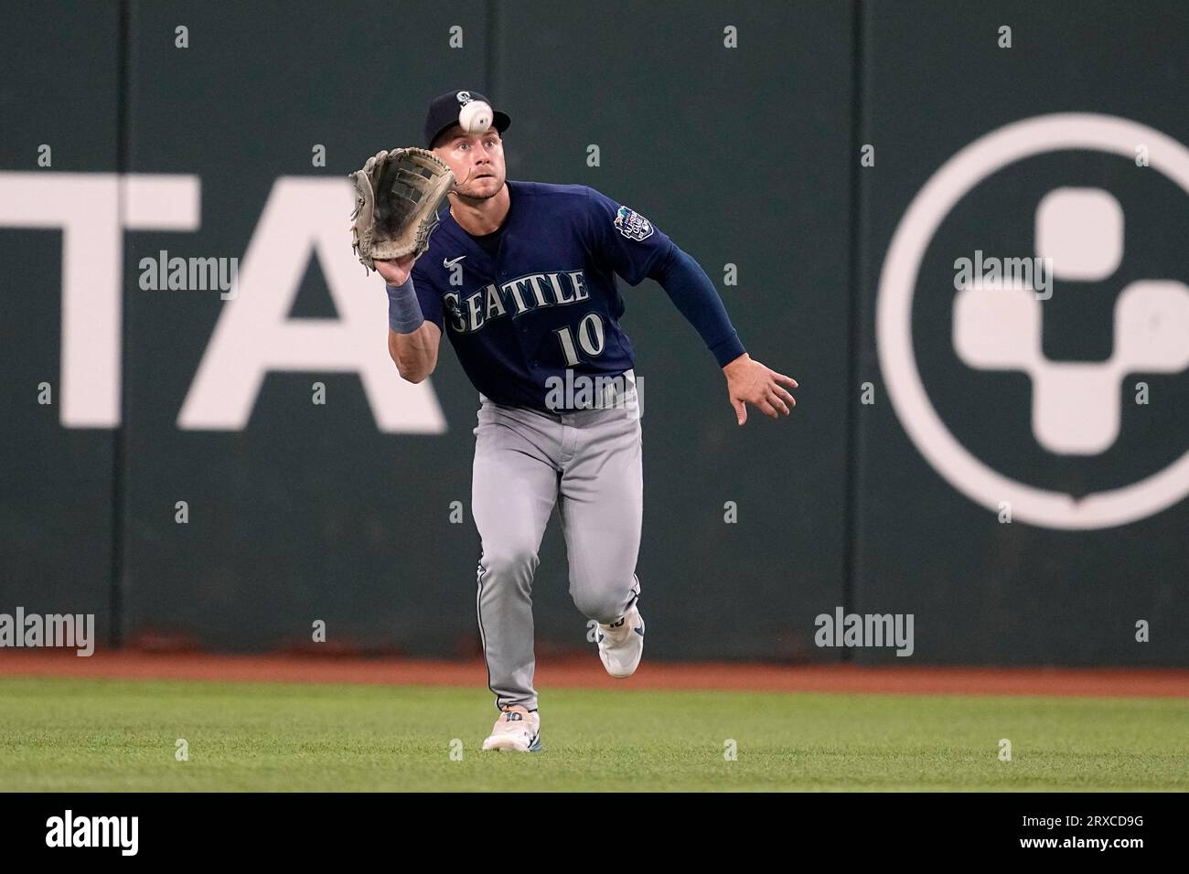 Seattle Mariners left fielder Jarred Kelenic reaches up to catch a ...