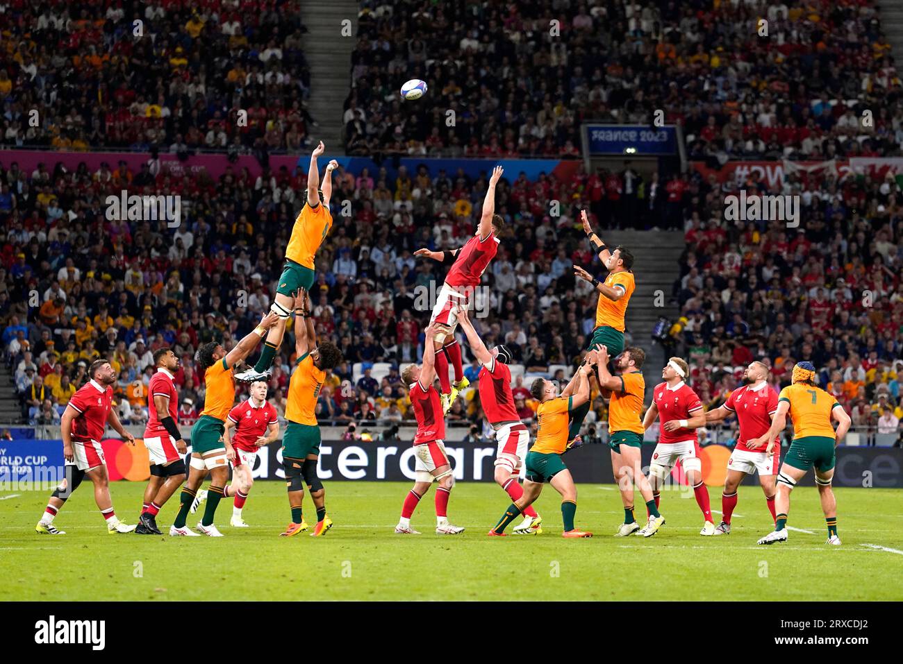 General view of a line out during the Rugby World Cup 2023, Pool C ...