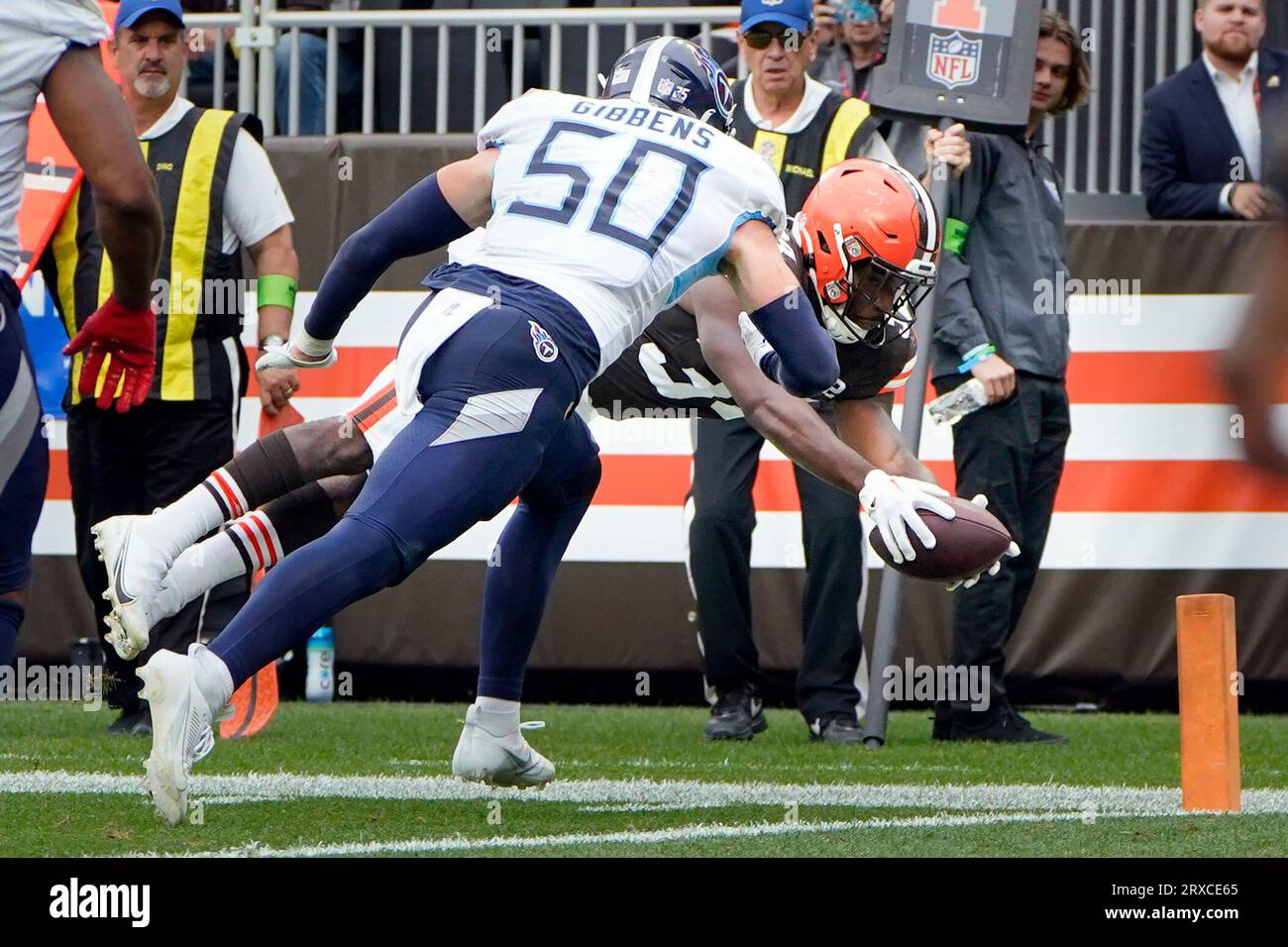Cleveland Browns running back Jerome Ford, right dives for a touchdown ...