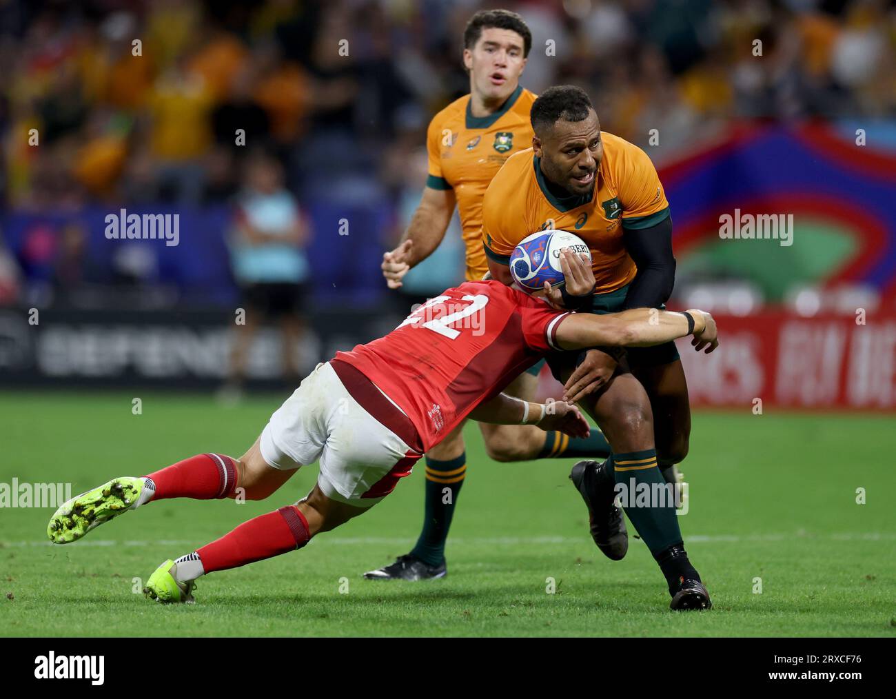 Australia's Samu Kerevi (right) and Wales' Gareth Anscombe battle for ...