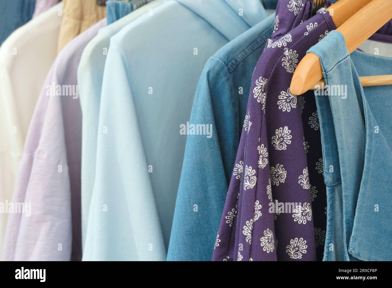 Changing room yellow shirt hi-res stock photography and images - Alamy