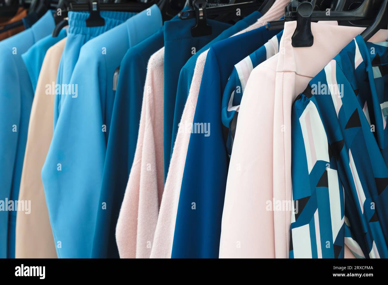 Changing room yellow shirt hi-res stock photography and images - Alamy