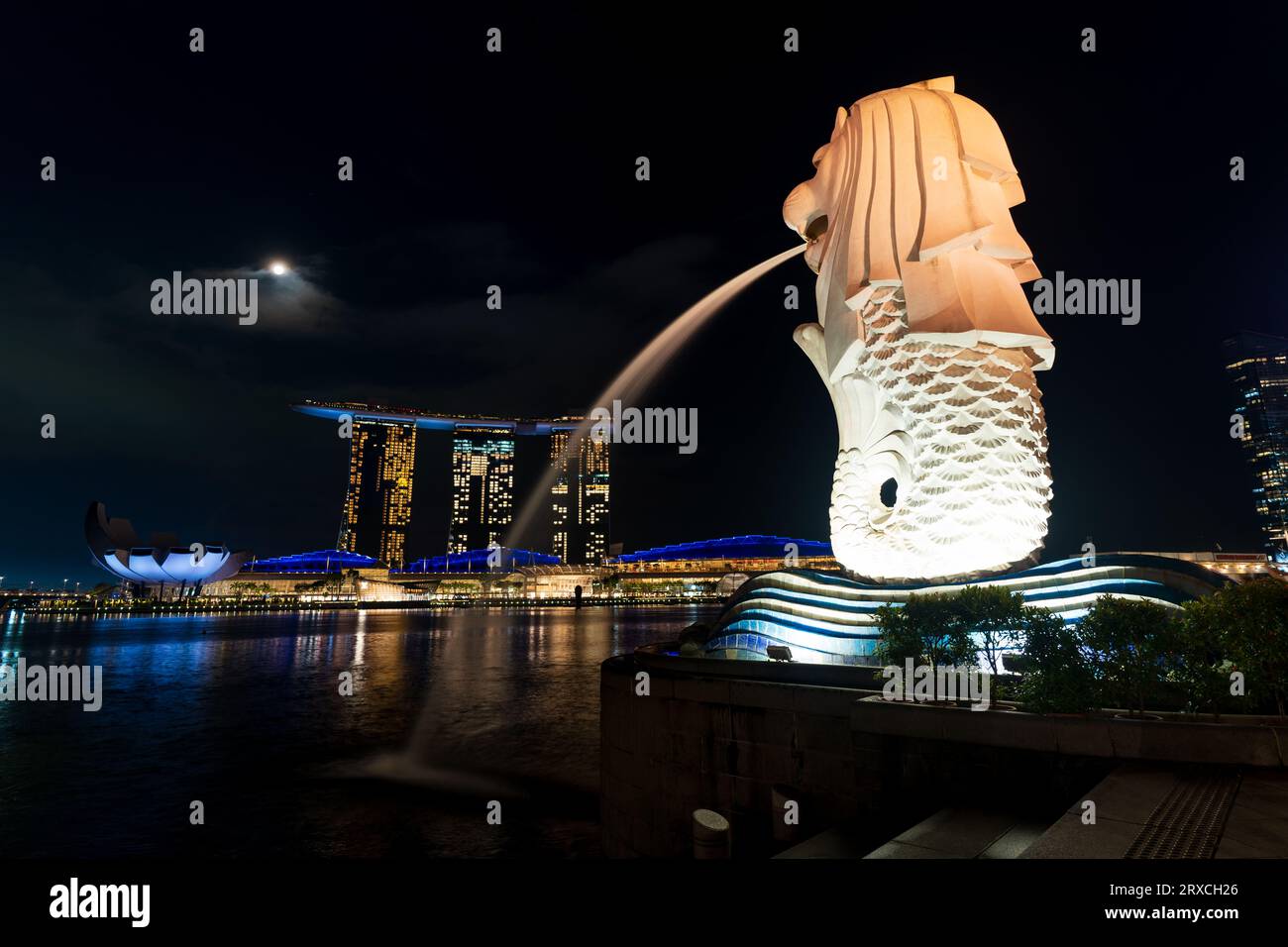 Merlion Statue, the official mascot of Singapore located at Marina Bay ...
