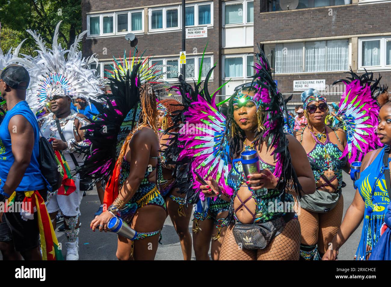 NOTTING HILL, LONDON, ENGLAND - 28 August 2023: Performers wearing ...