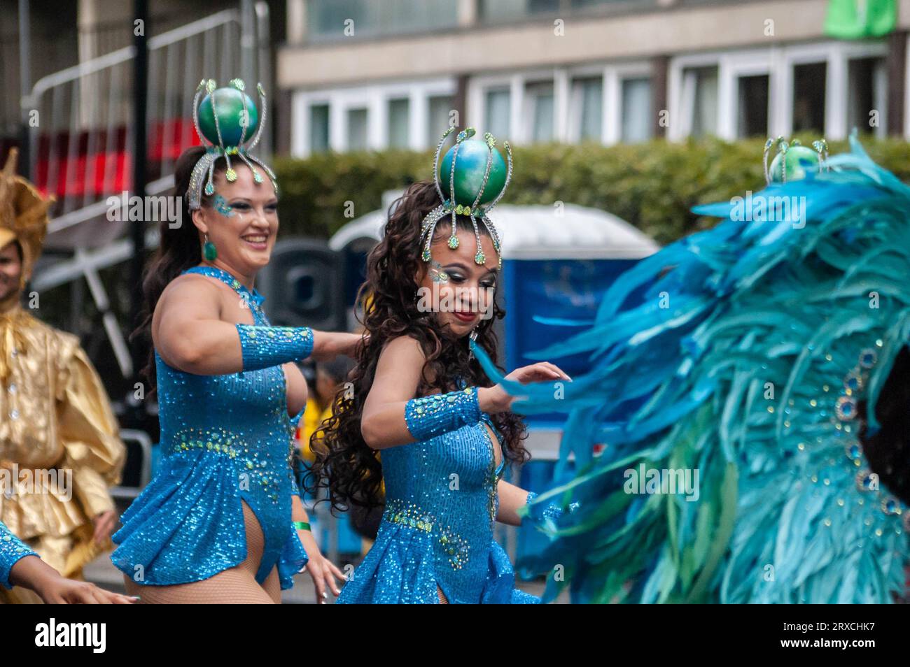 NOTTING HILL, LONDON, ENGLAND - 28 August 2023: Performers wearing ...