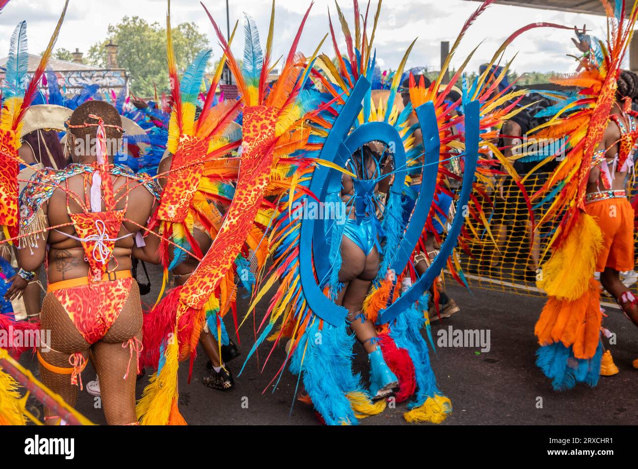 NOTTING HILL, LONDON, ENGLAND - 28 August 2023: Performers wearing ...