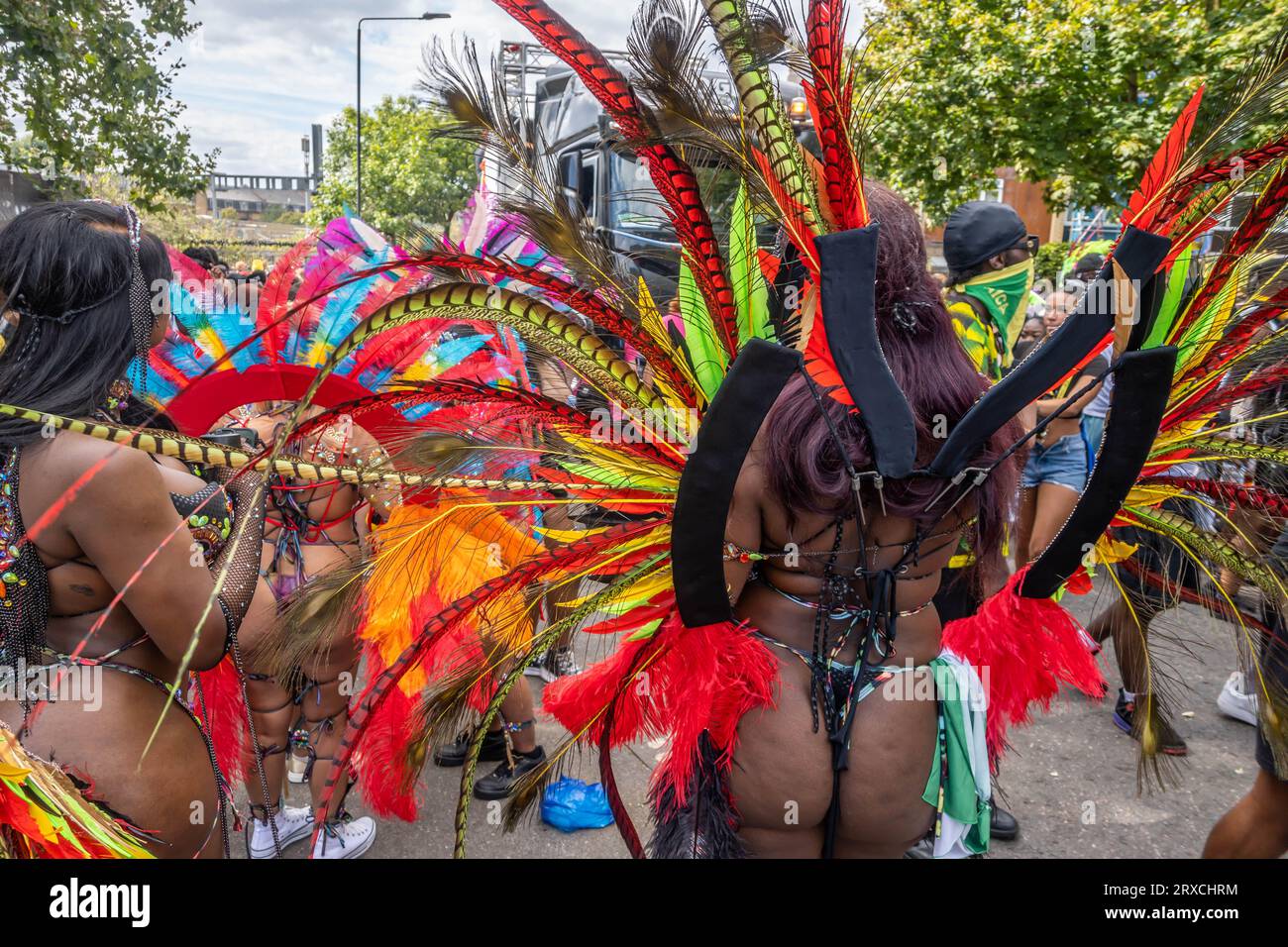 NOTTING HILL, LONDON, ENGLAND - 28 August 2023: Performers wearing ...
