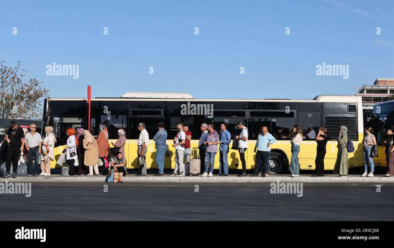 Passengers queuing for a bus in Istanbul, Turkey Stock Photo - Alamy