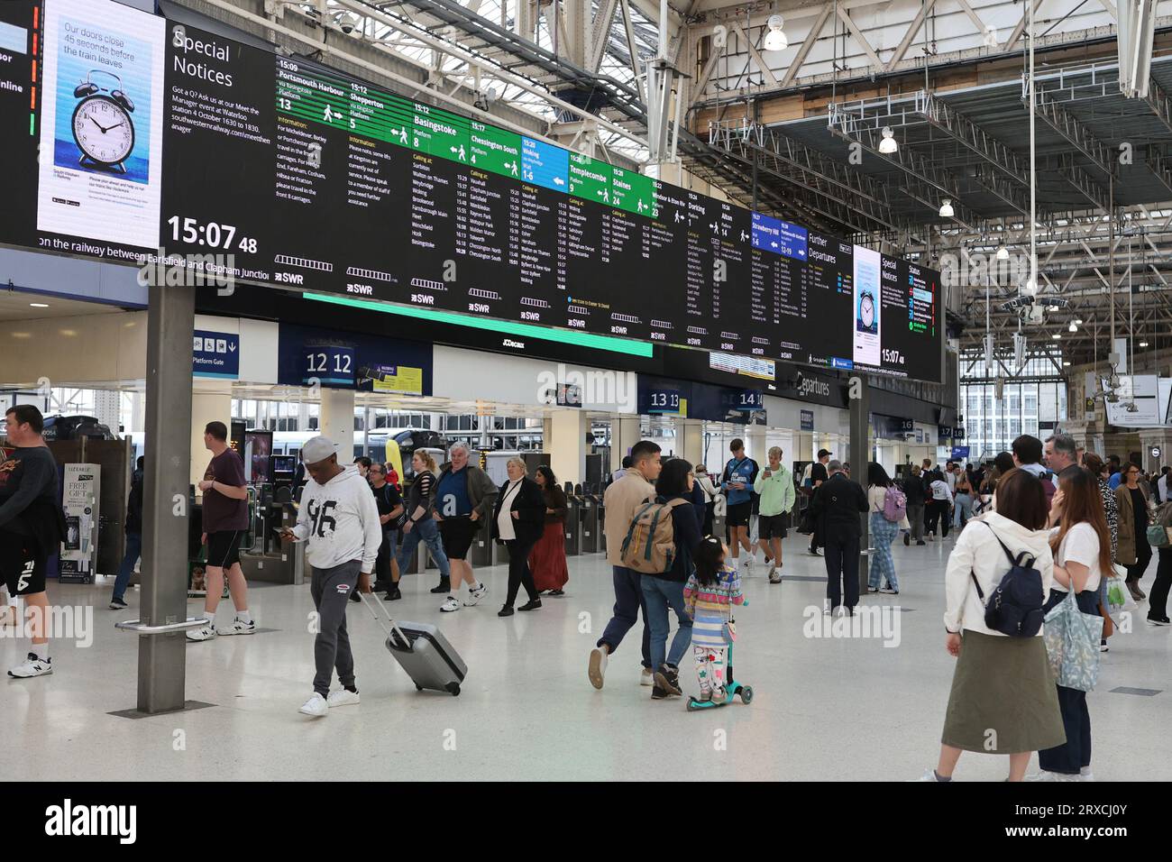 Waterloo train station hi-res stock photography and images - Alamy