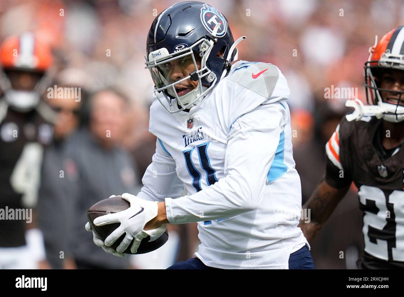 Tennessee Titans wide receiver Chris Moore (11) makes a catch during ...