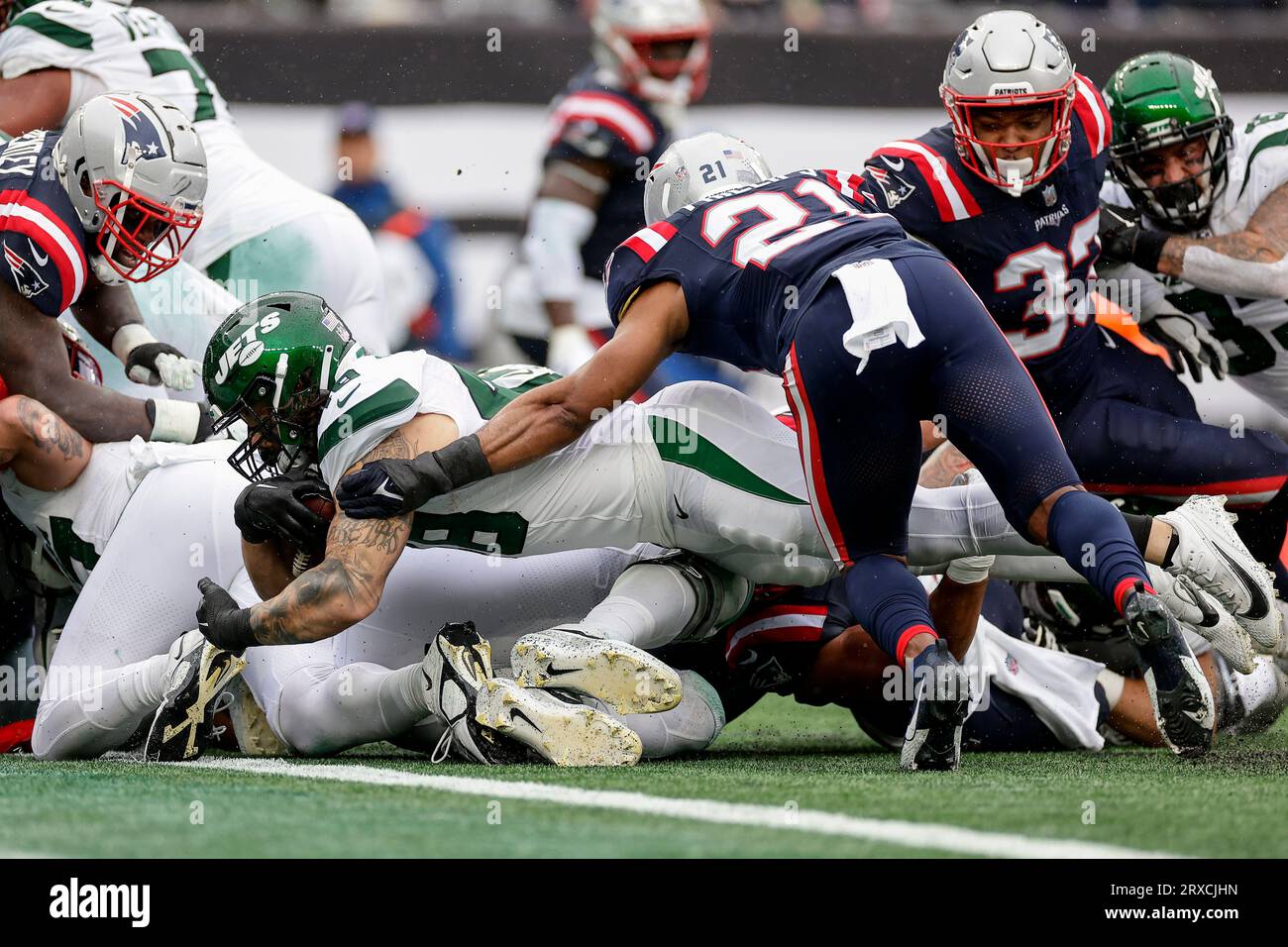 New York Jets fullback Nick Bawden (48) dives across the end zone for a ...