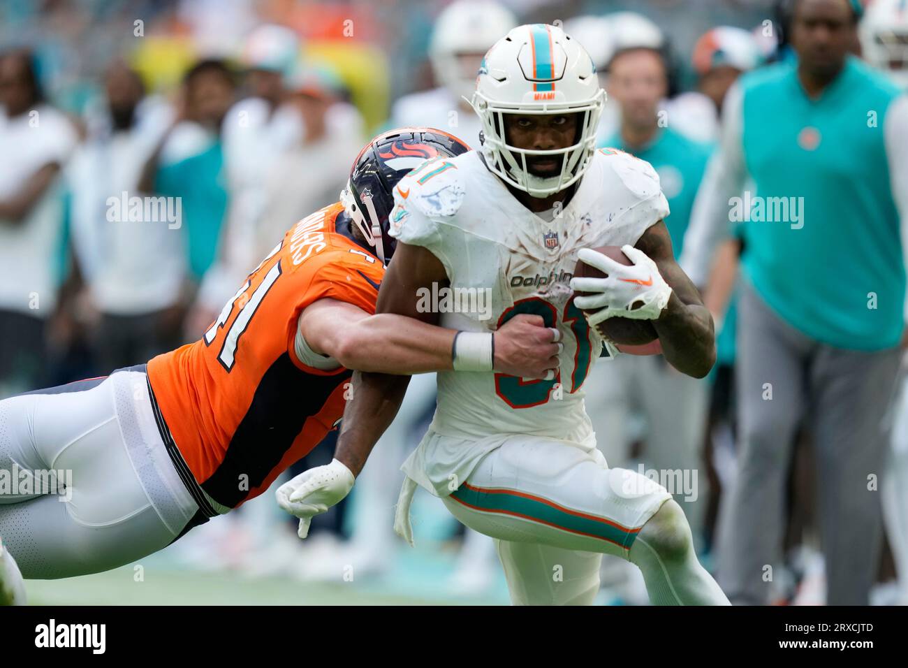Denver Broncos linebacker Drew Sanders (41) attempts to tackle Miami ...