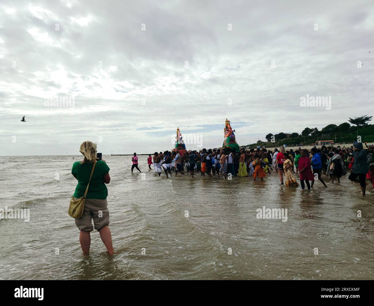 Clacton on Sea, UK. 24th September 2023. Hindu devotees gather by the ...