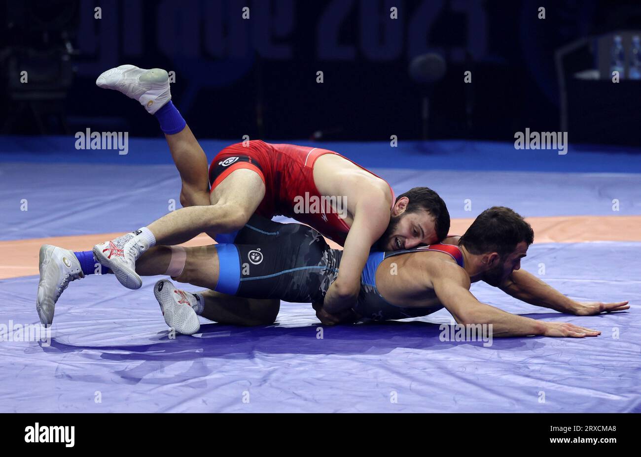 Leri Abuladze of Georgia (red) competes with Murad Mammadov of ...