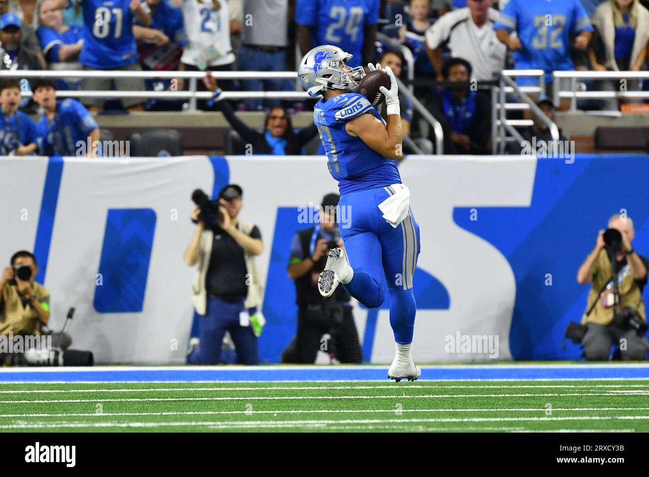 DETROIT, MI - SEPTEMBER 24: Detroit Lions TE (87) Sam LaPorta catches a ...