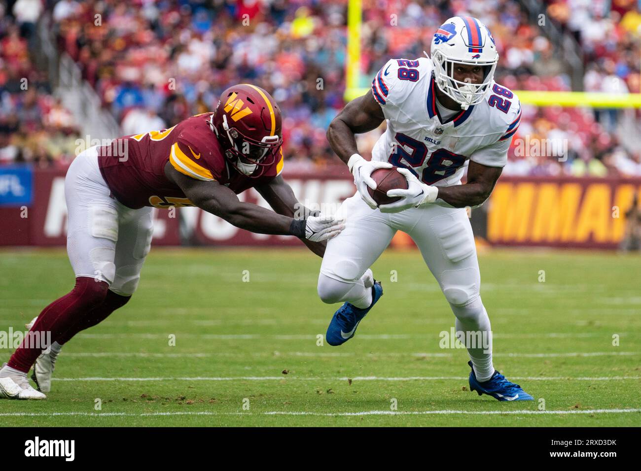 Washington Commanders linebacker Jamin Davis (52) attempts to tackle ...