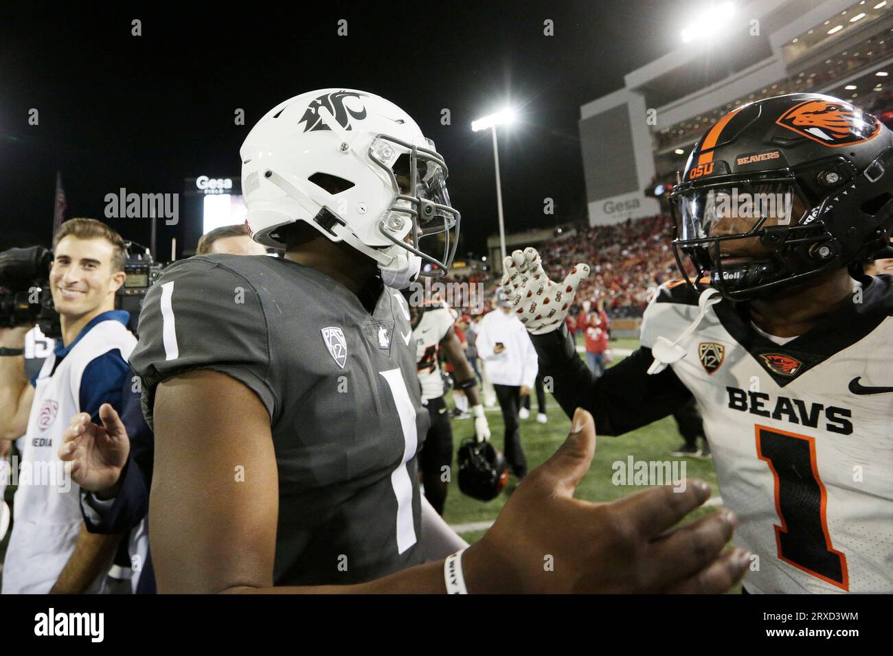 Washington State quarterback Cameron Ward, left, and Oregon State ...