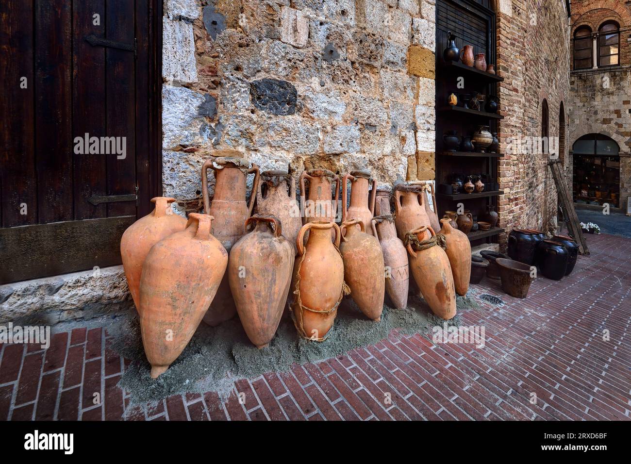 Amphorae hi-res stock photography and images - Alamy