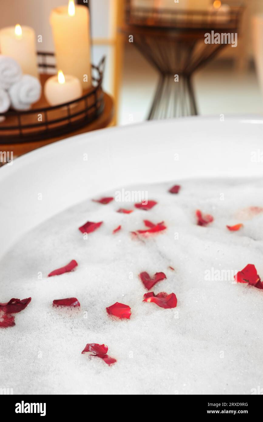 Petals in bath hi-res stock photography and images - Alamy