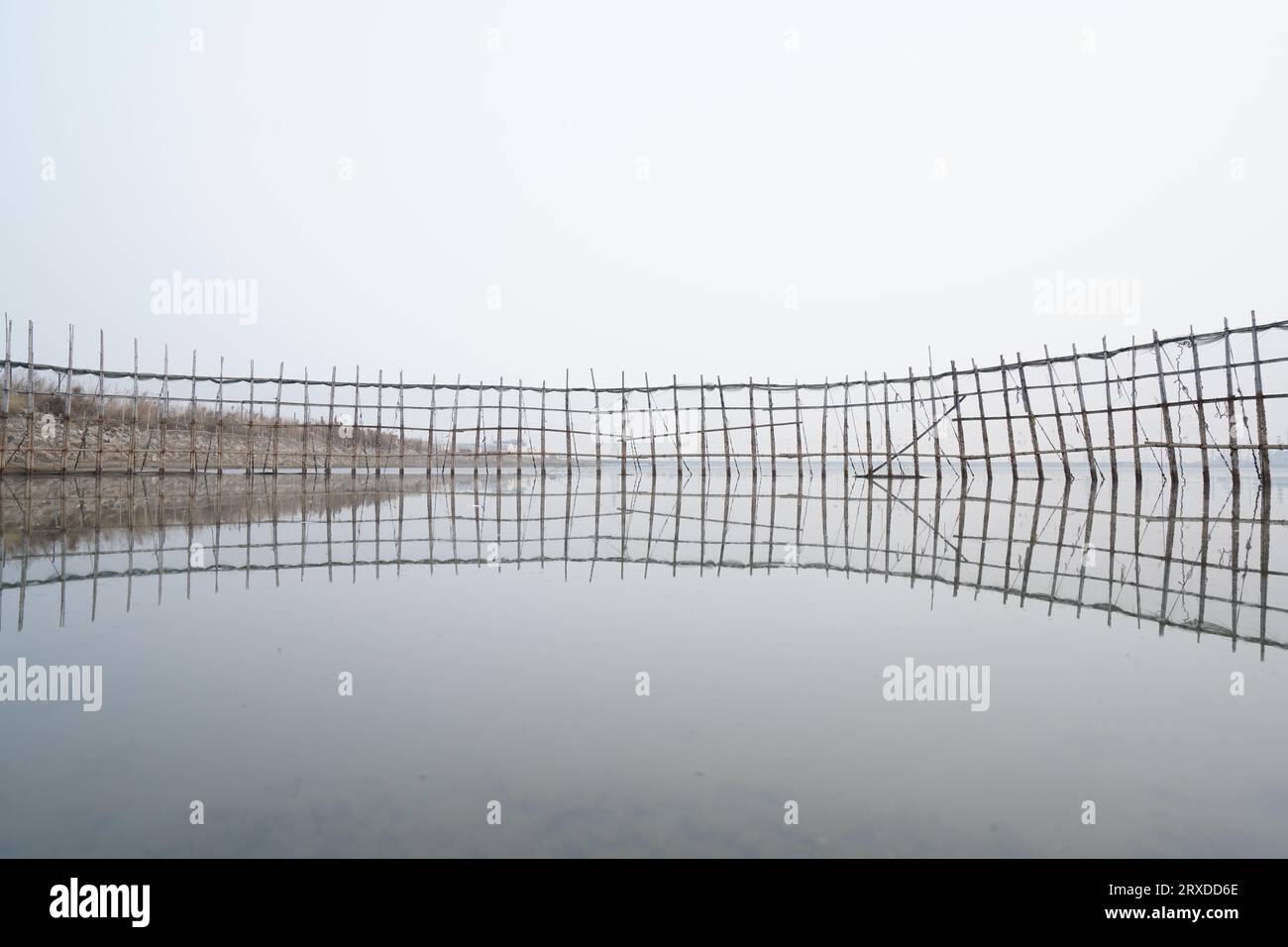Pond fence hi-res stock photography and images - Alamy