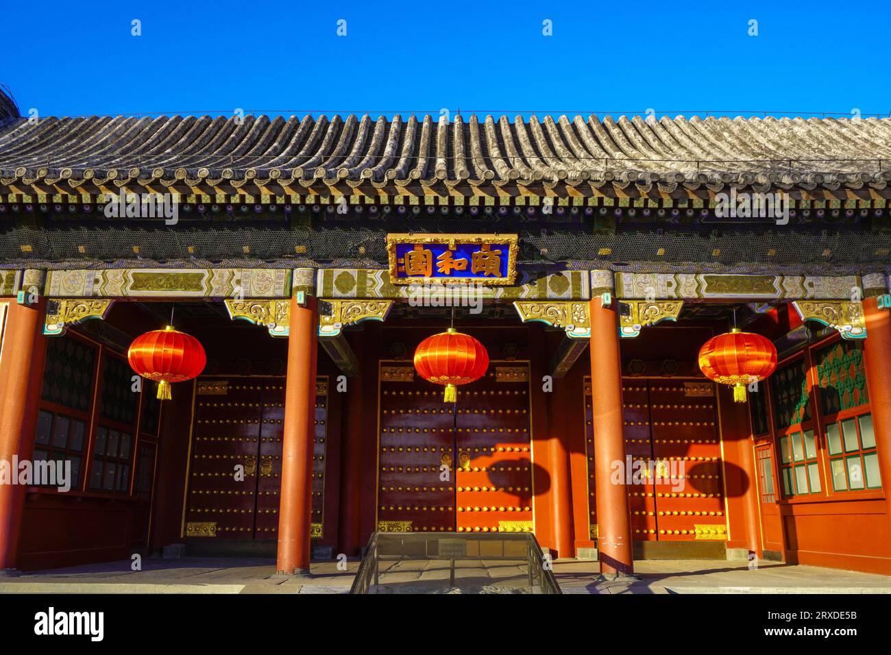 Palaces and parks in summer hi-res stock photography and images - Alamy