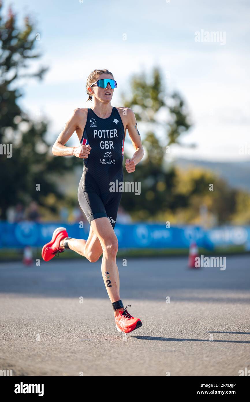 Beth Potter winning in Pontevedra in the 2023 World Triathlon ...