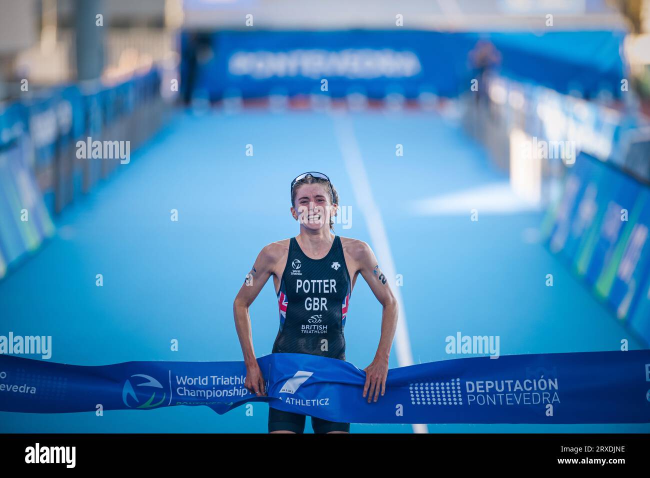 Beth Potter winning in Pontevedra in the 2023 World Triathlon ...