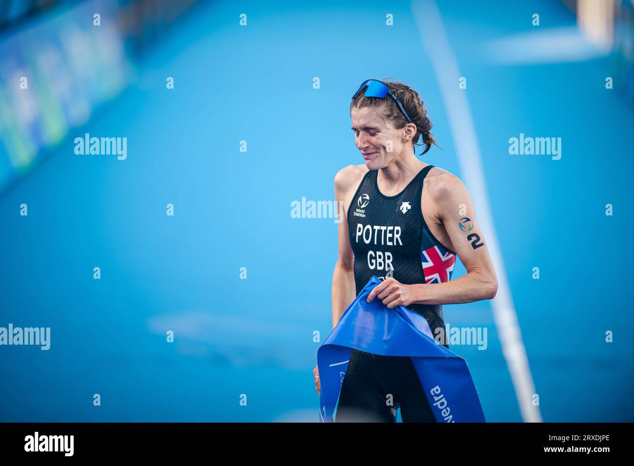 Beth Potter winning in Pontevedra in the 2023 World Triathlon ...