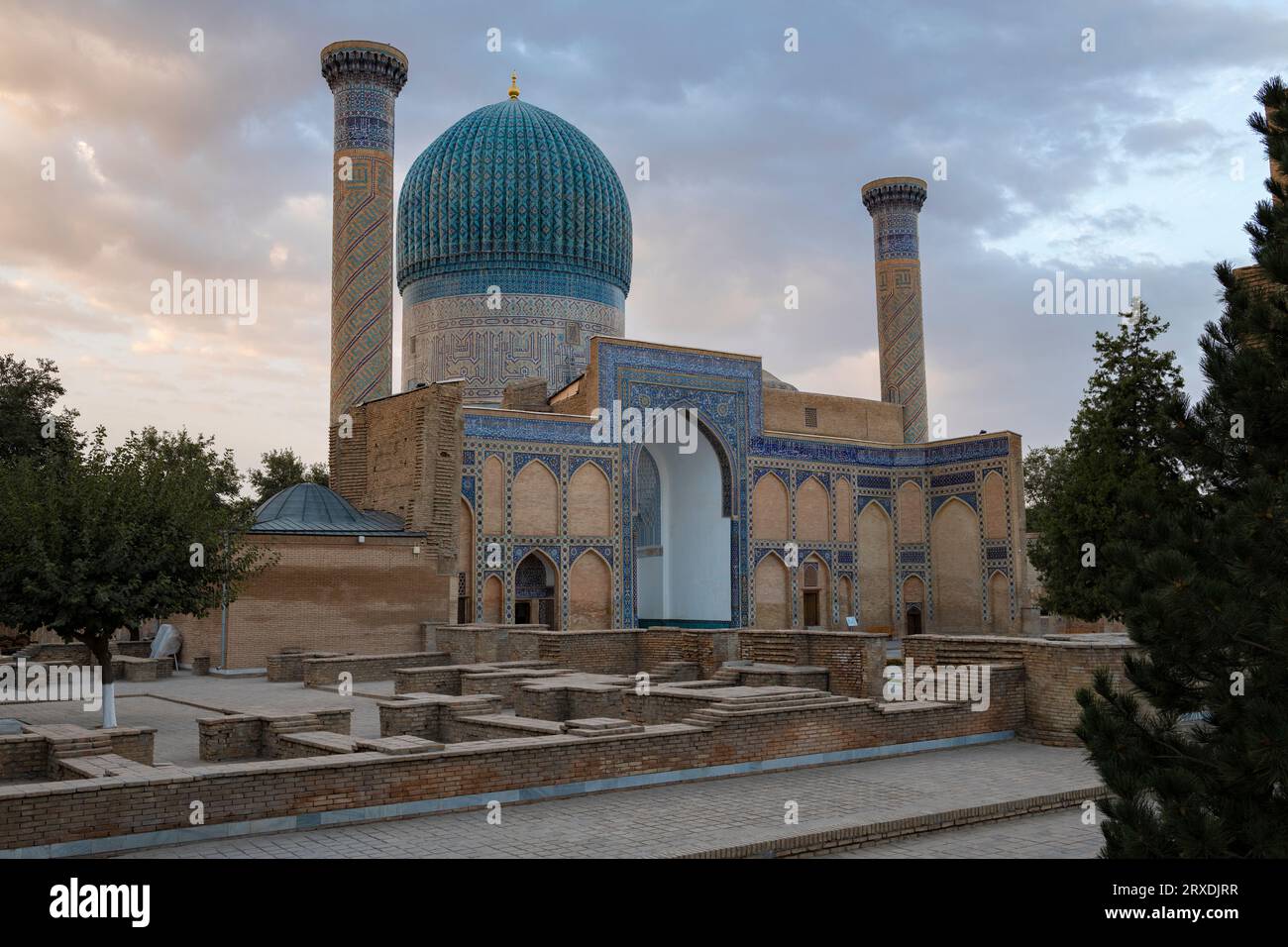 SAMARKAND, UZBEKISTAN - SEPTEMBER 12, 2022: View of the ancient ...