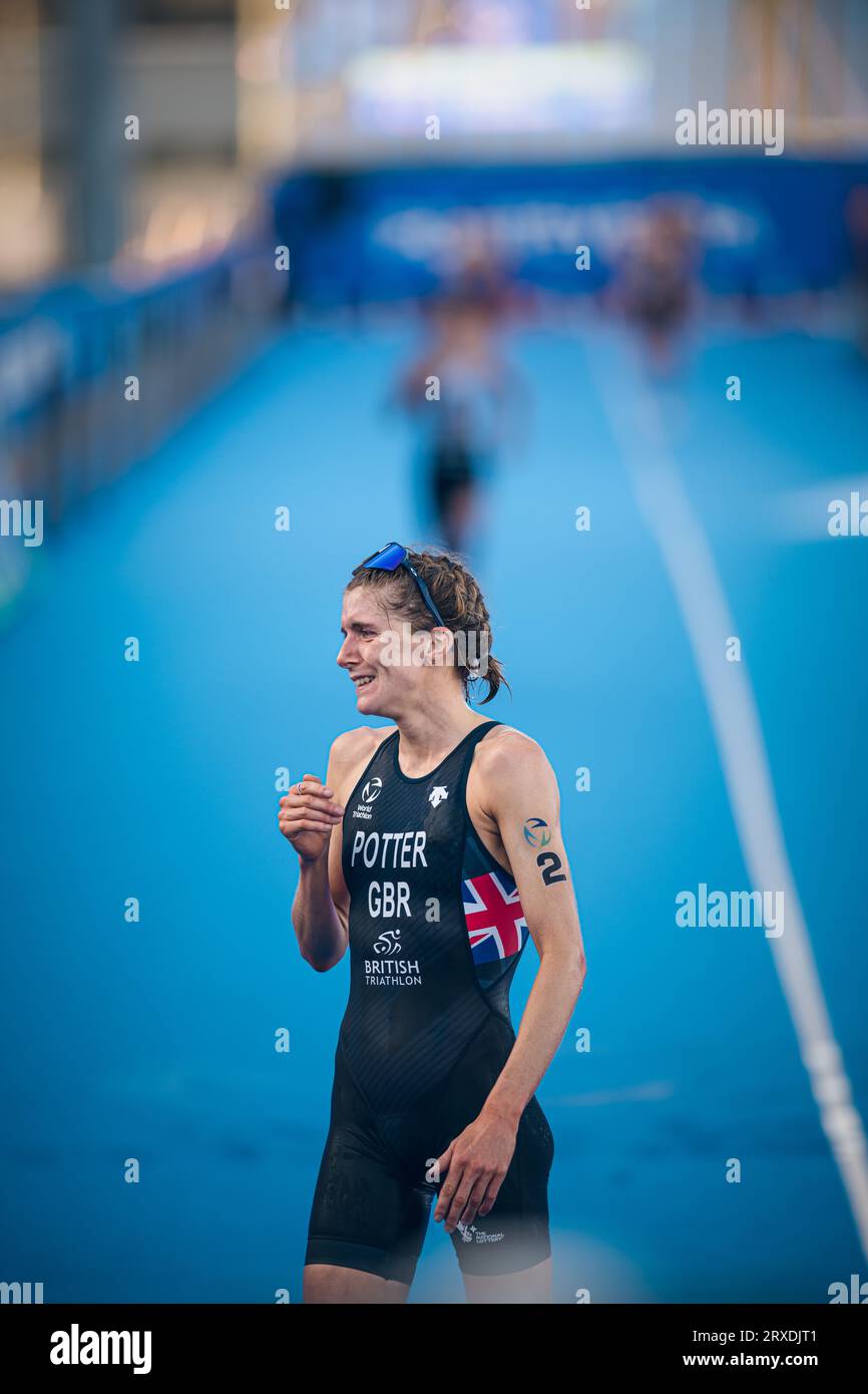 Beth Potter winning in Pontevedra in the 2023 World Triathlon ...