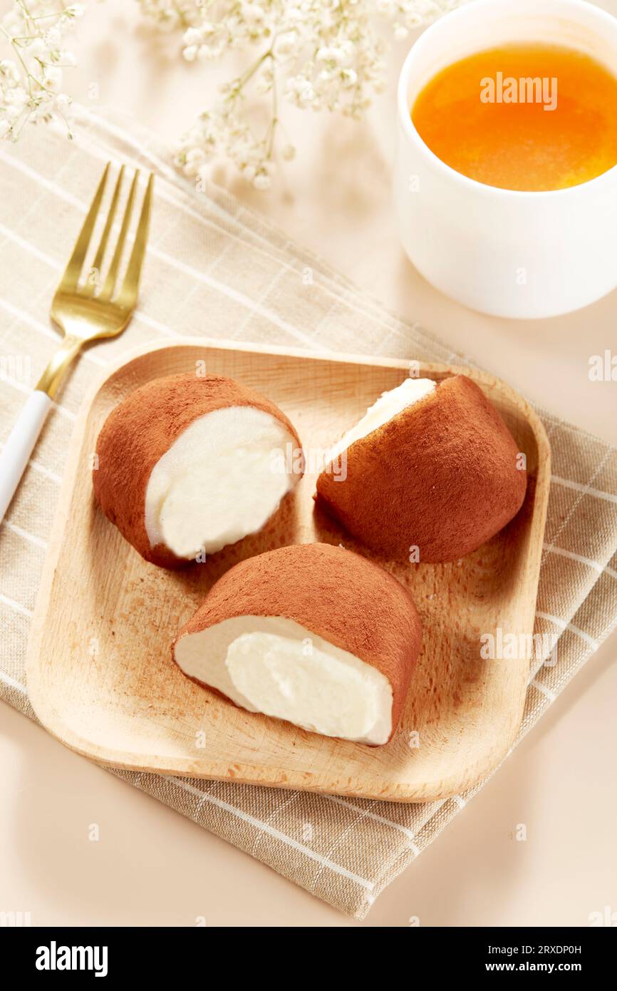 Daifuku,Japanese confectionery Ichigo Daifuku, small round glutinous ...