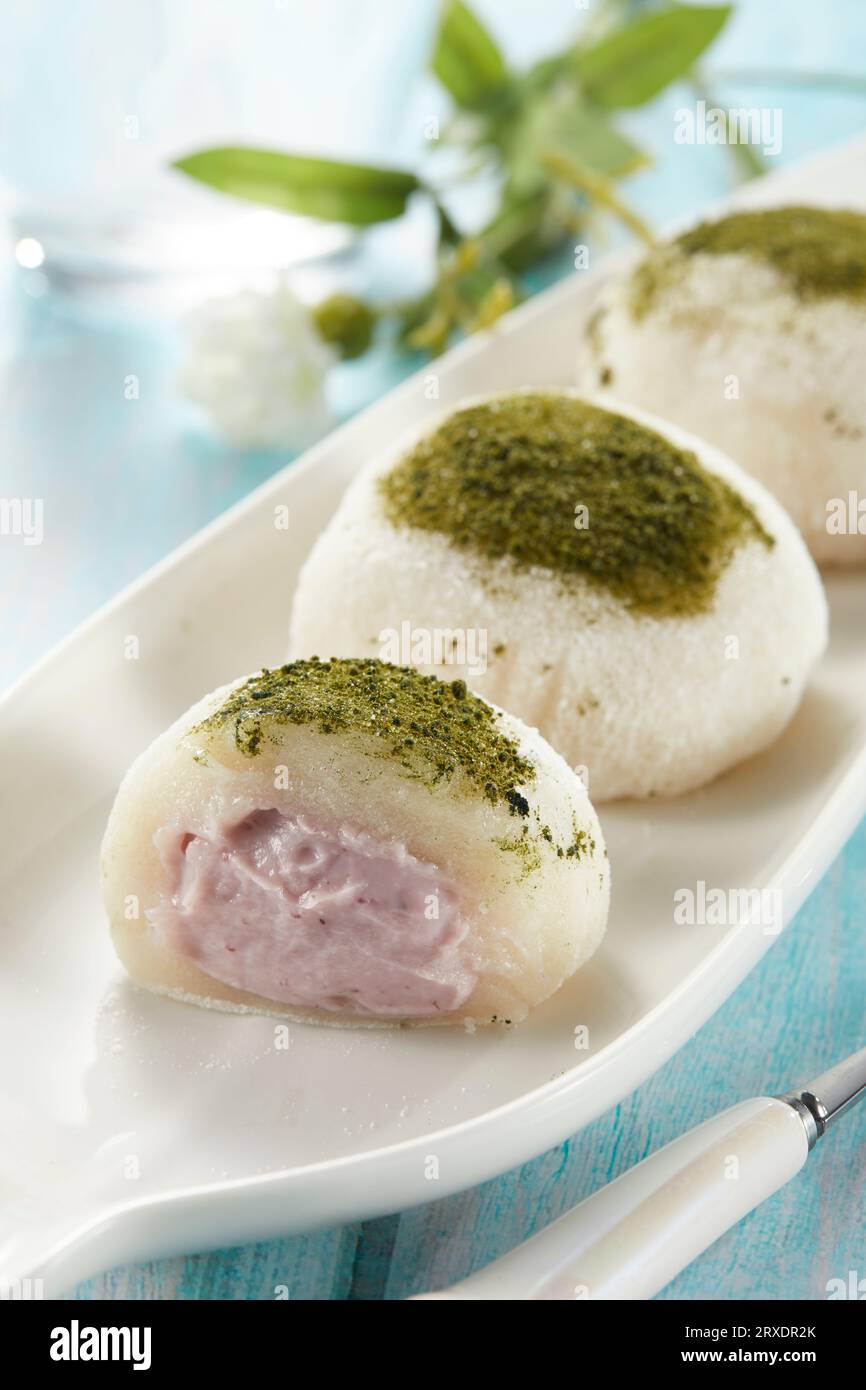 Daifuku,Japanese confectionery Ichigo Daifuku, small round glutinous ...