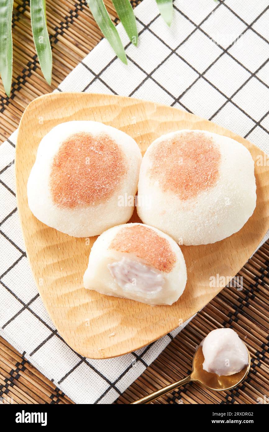 Daifuku,Japanese confectionery Ichigo Daifuku, small round glutinous ...