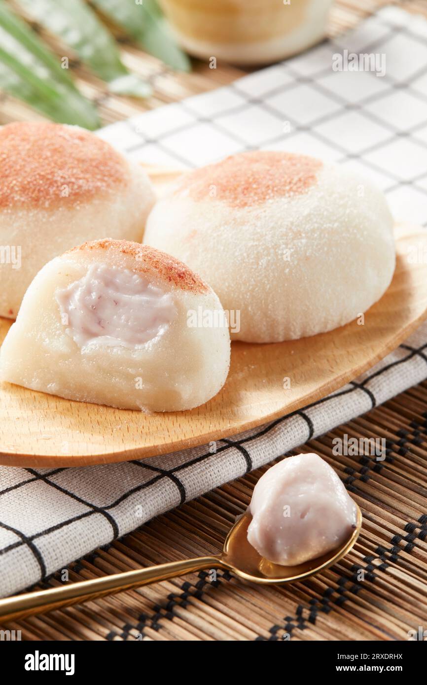 Daifuku,Japanese confectionery Ichigo Daifuku, small round glutinous ...