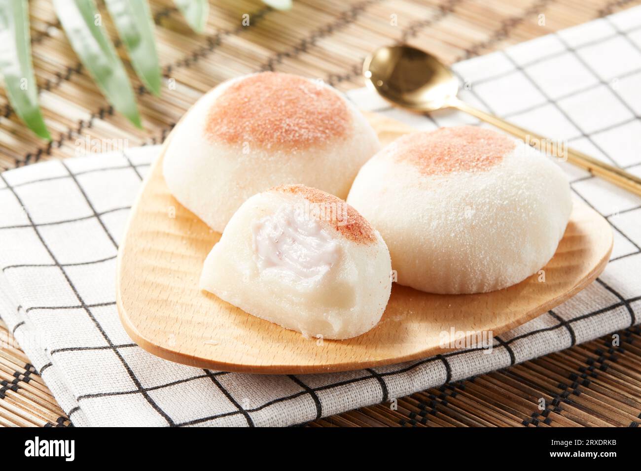Daifuku,Japanese confectionery Ichigo Daifuku, small round glutinous ...
