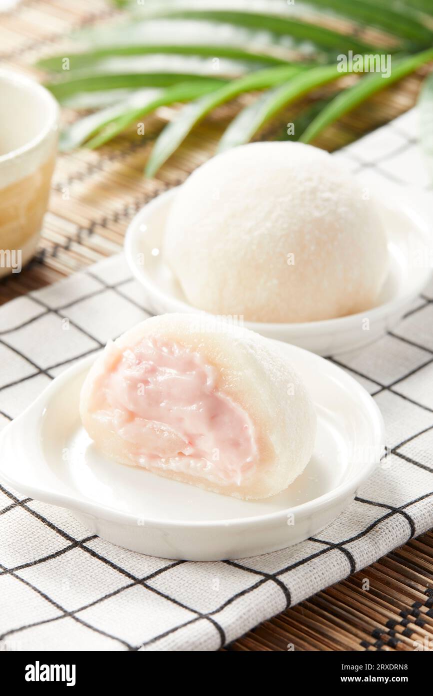 Daifuku,Japanese confectionery Ichigo Daifuku, small round glutinous ...