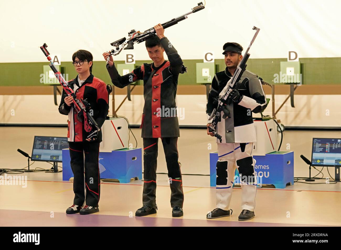 Gold medalist Lihao Shang of China, center, flanked silver medalist ...