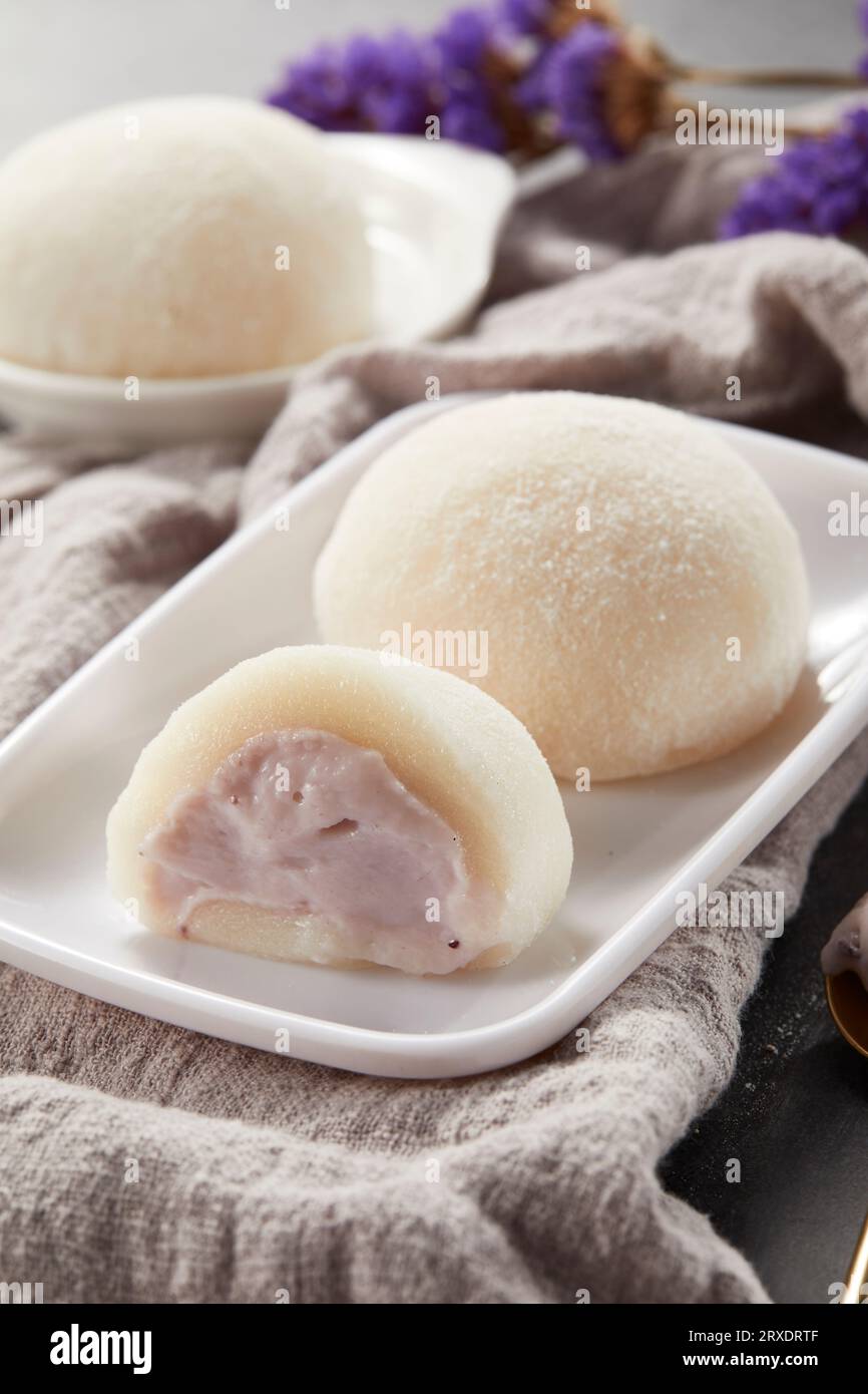 Daifuku,Japanese confectionery Ichigo Daifuku, small round glutinous ...