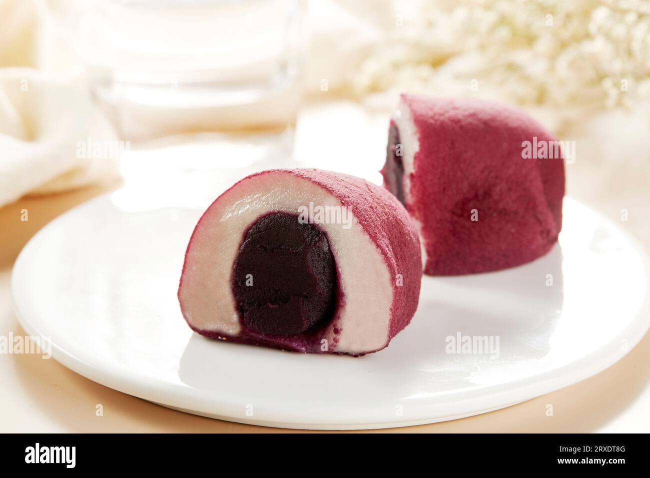 Daifuku,Japanese confectionery Ichigo Daifuku, small round glutinous ...