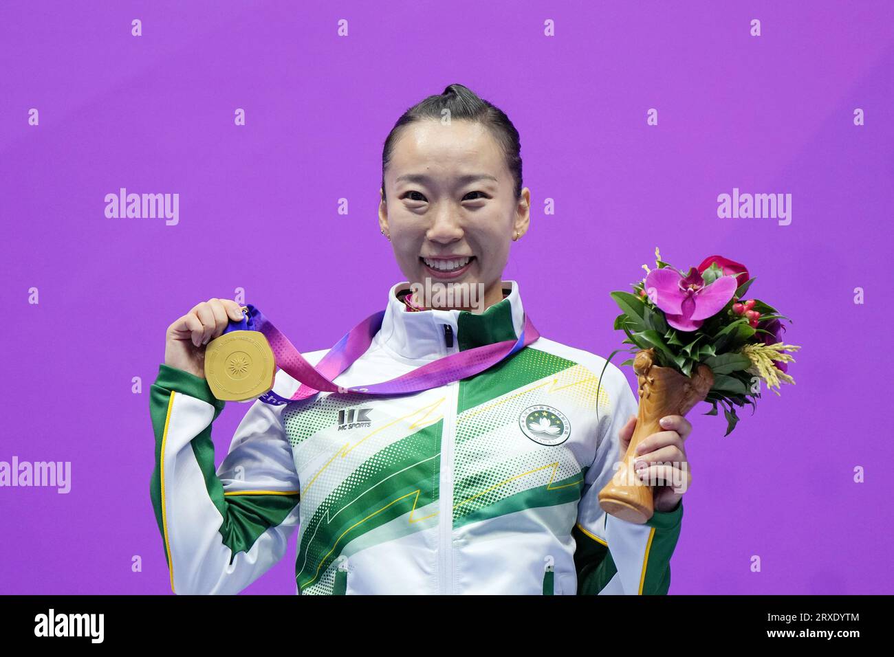 Hangzhou, China's Zhejiang Province. 25th Sep, 2023. Gold medalist Li ...